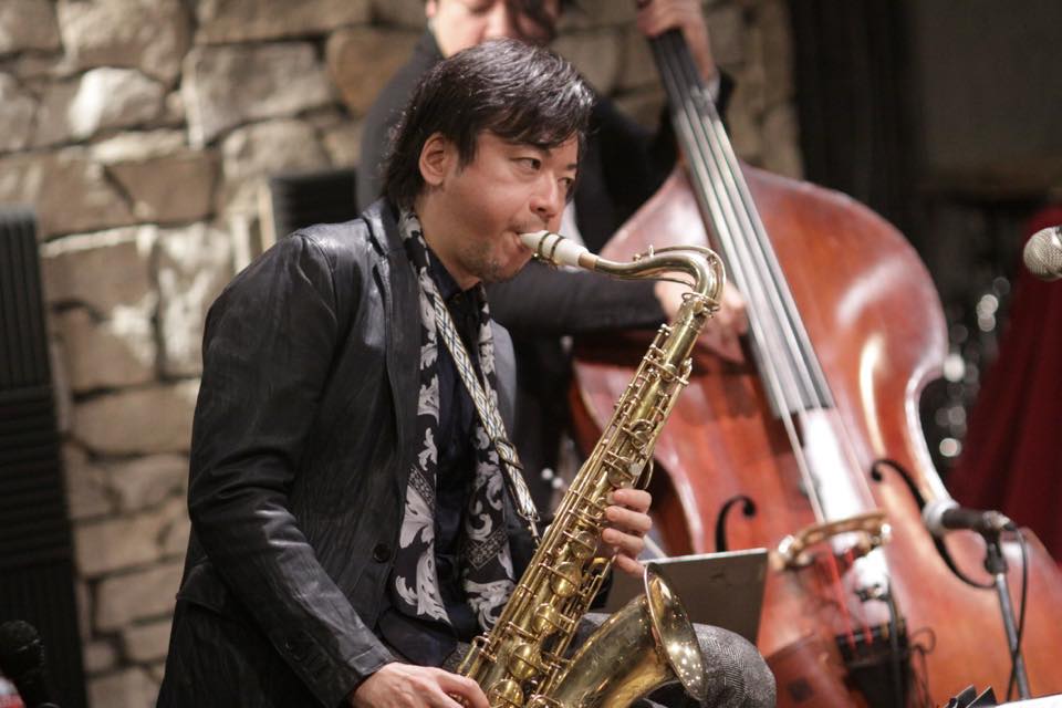 テナーサックスの美しい音色に酔いしれたドラムレストリオの極上ステージ BODY&SOUL